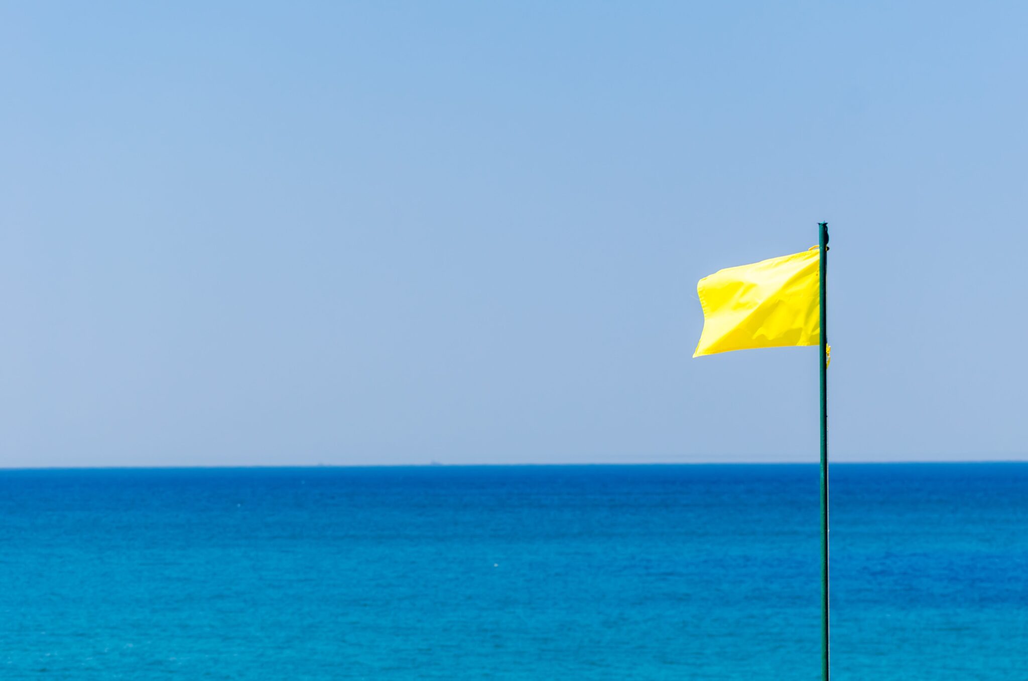 What do the colors of the flags on the beach mean?