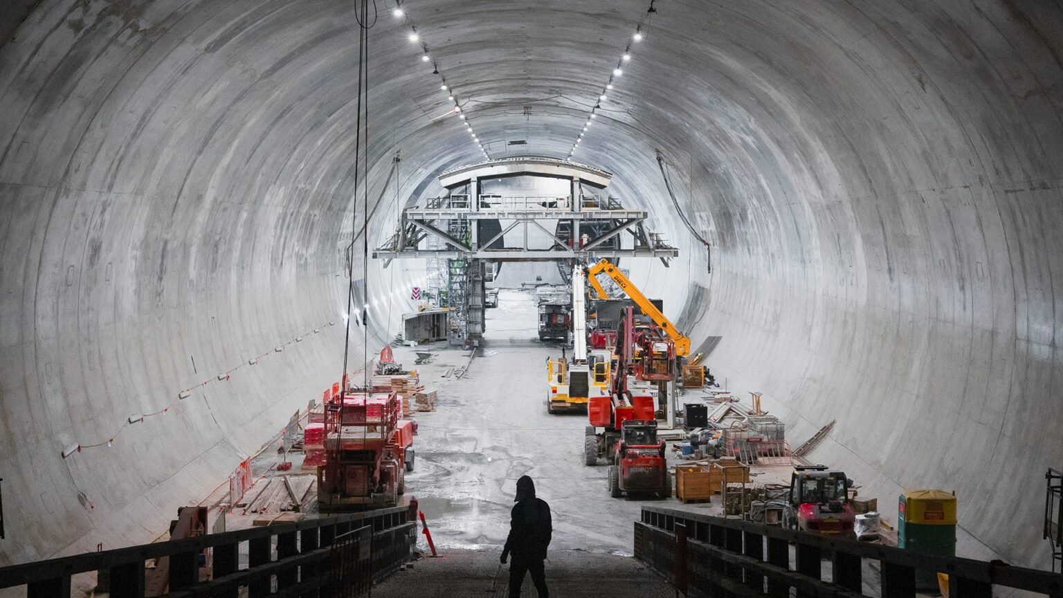 How Does a Tunnel Not Collapse? The Engineering Behind Tunnels