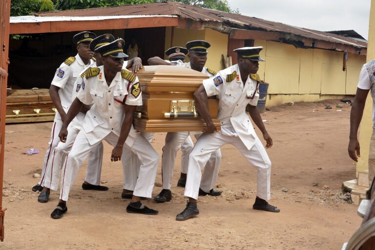 What is Coffin Dance: the Ghanaian funeral tradition between ...