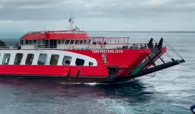 Ferry sinks in Bali in Indonesia due to bad weather: more than 60 ...