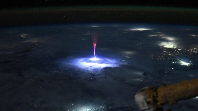 The photo of a Red Sprite on a thunderstorm seen by the ISS: what it is ...