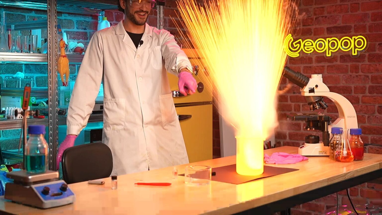 The sodium explodes in contact with water: the video and the ...