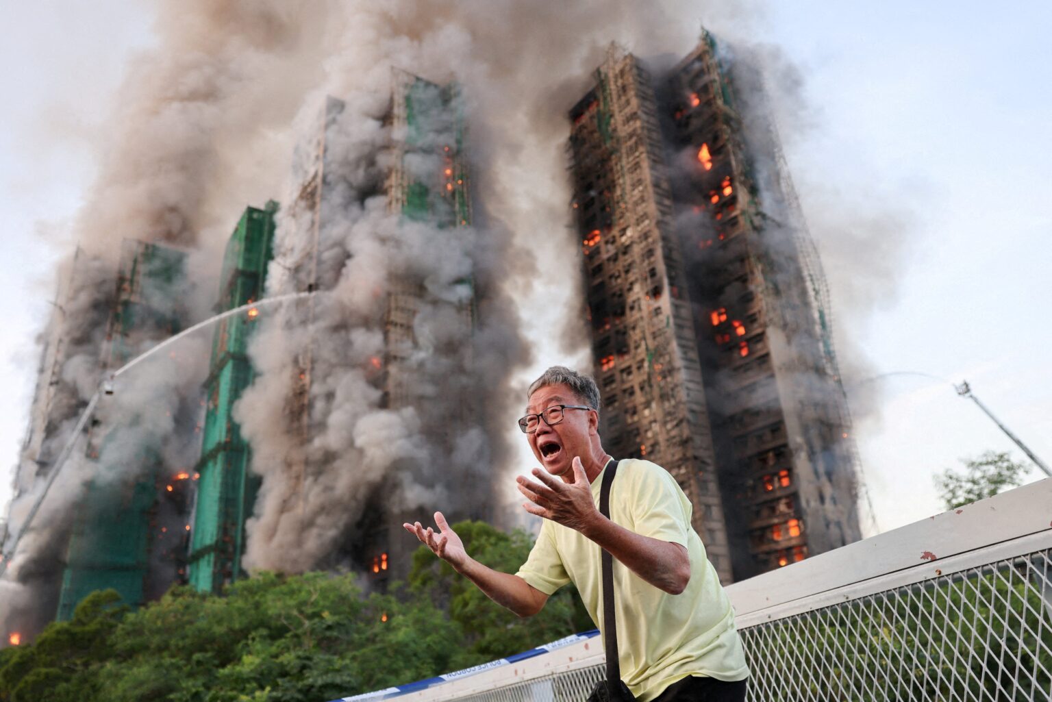 Hong Kong, fire in a residential complex, skyscrapers on fire and 12 ...