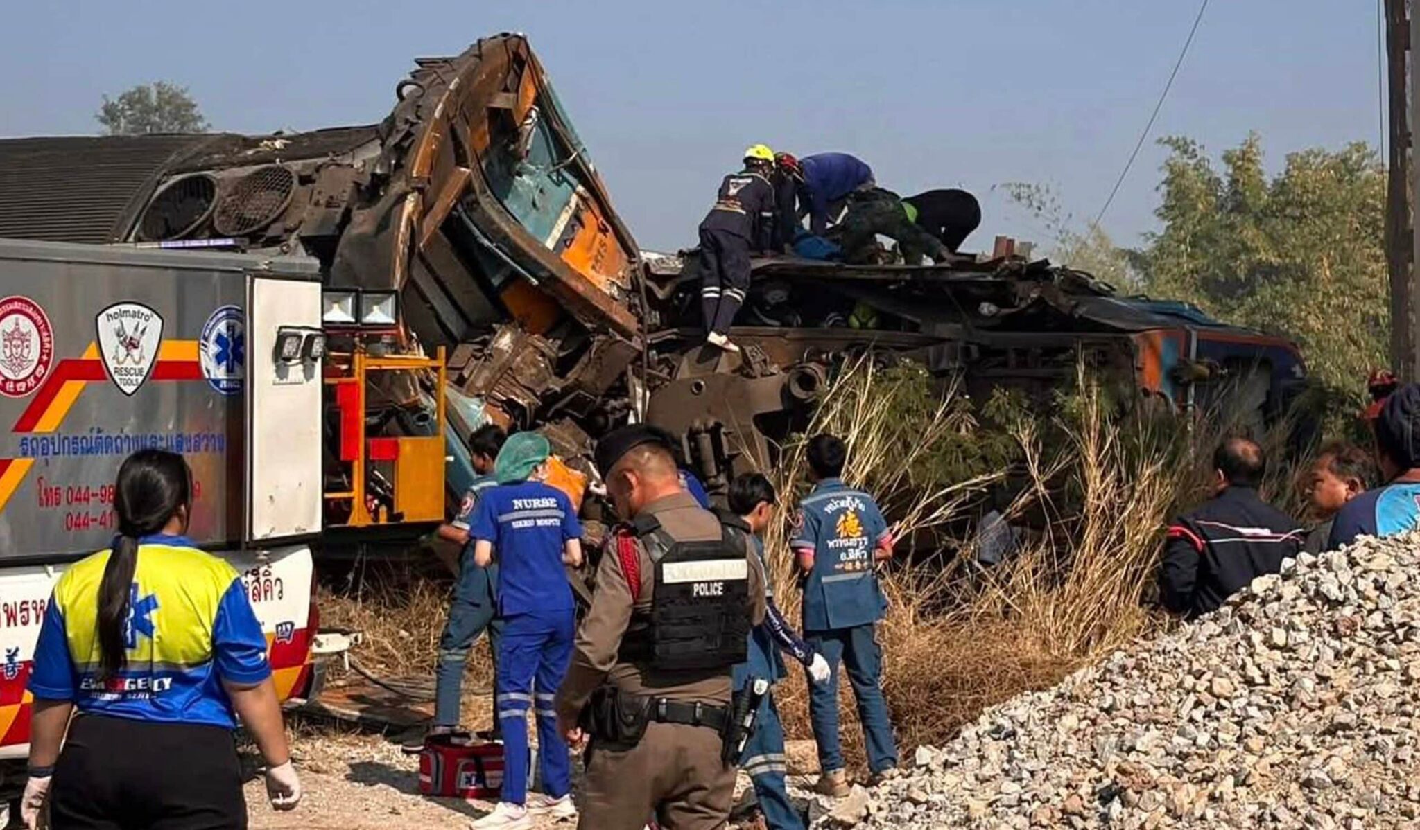 Train accident in Thailand: a crane collapses on a moving train ...