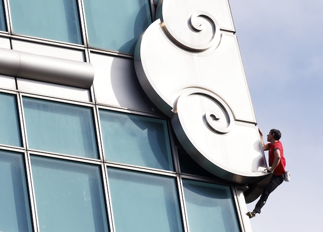 Alex Honnold climbed the Taipei 101 skyscraper with bare hands and ...