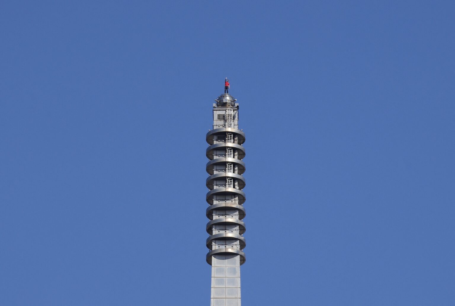 Alex Honnold climbed the Taipei 101 skyscraper with bare hands and ...